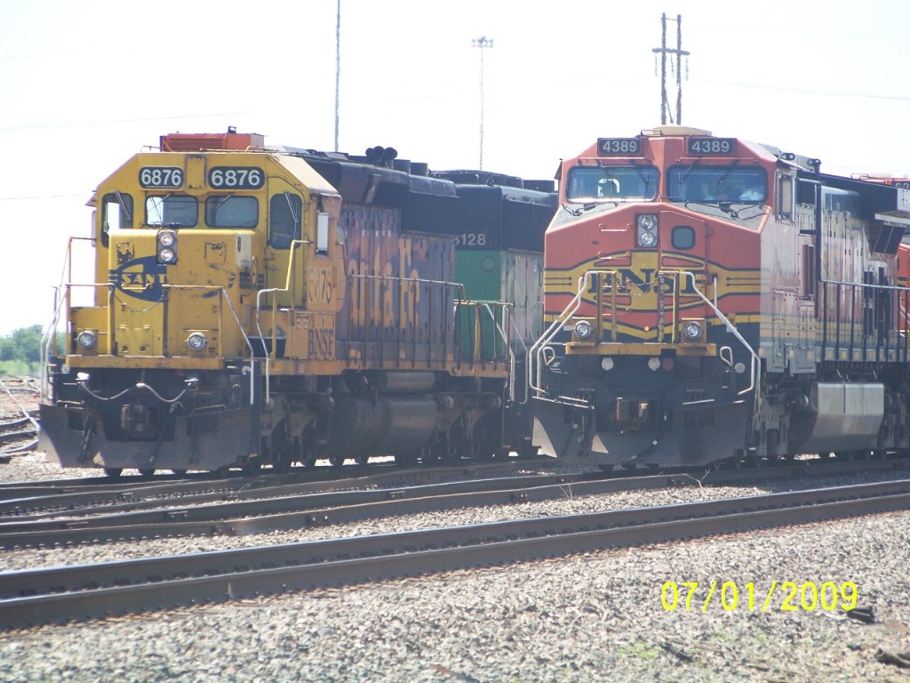 BNSF C44-9W 4389 & BNSF SD40-2 6876